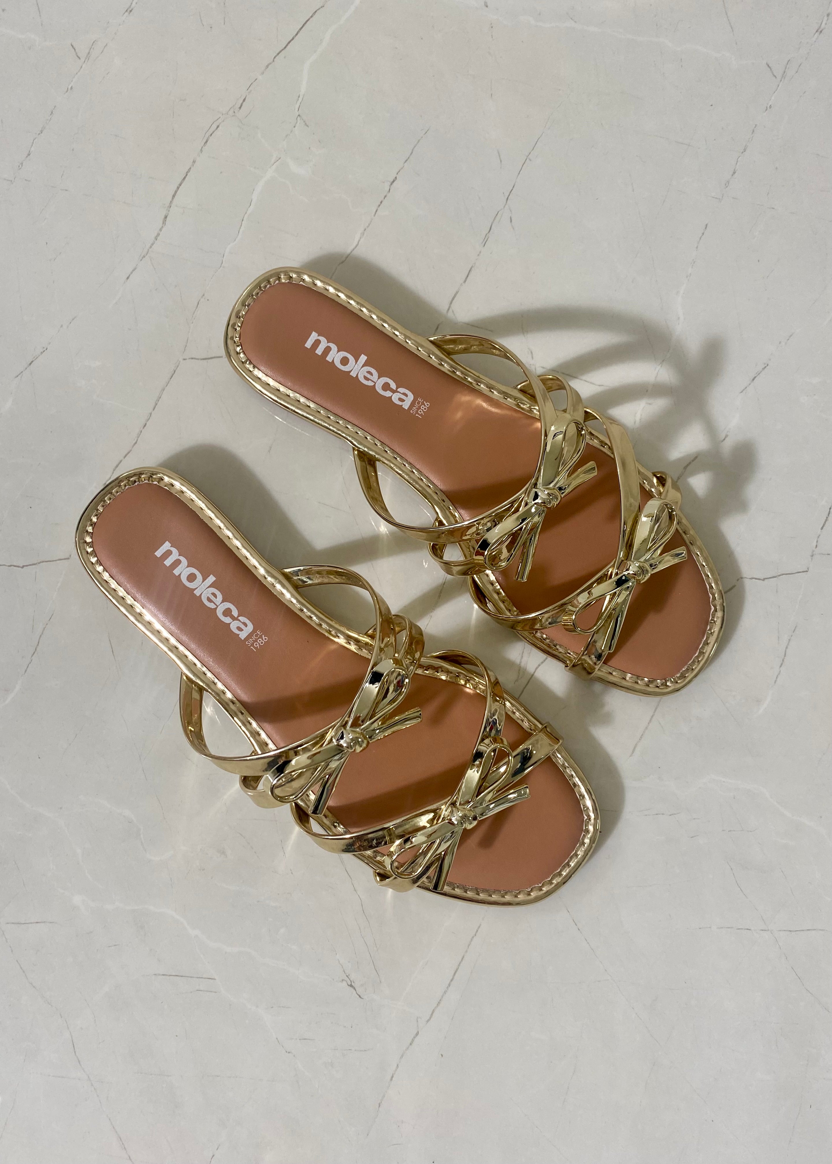 Moleca Metal Flats Coquette Oro – M’ Boutique P.R.